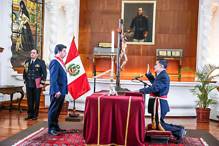 Richard Tineo Quispe jura como ministro de Transportes y Comunicaciones ... Richard Tineo Quispe jura como ministro de Transportes y Comunicaciones ...