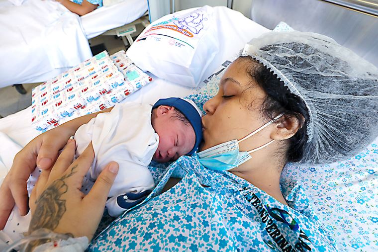 Presentan a los primeros bebés nacidos en el Día de la Madre | Noticias ...