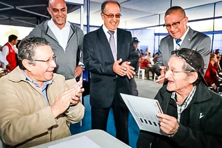 Midis inició la distribución gratuita de más de 200 mil lentes para ...