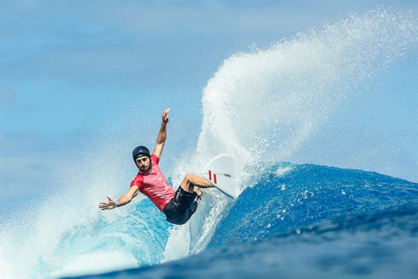 ¡Histórica actuación! Alonso Correa accedió a las semifinales del surf ...